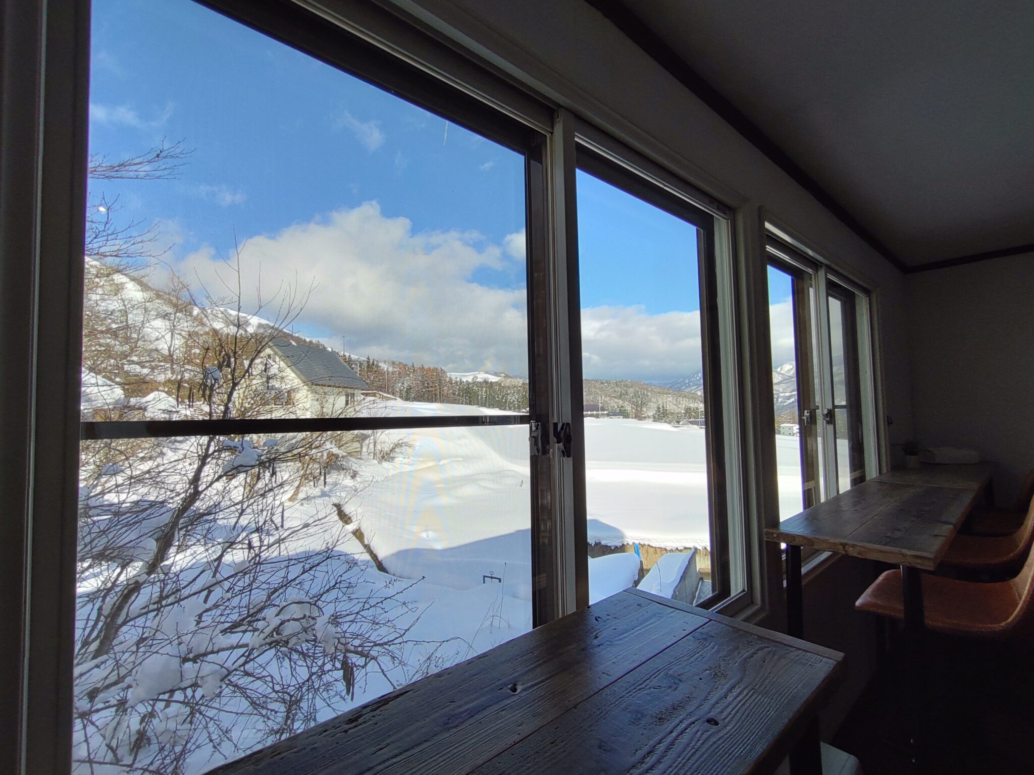 白馬乗鞍若栗ゲストハウス | 白馬乗鞍温泉スキー場バス停すぐ近く。人気の栂池・コルチナへのアクセスも良好。